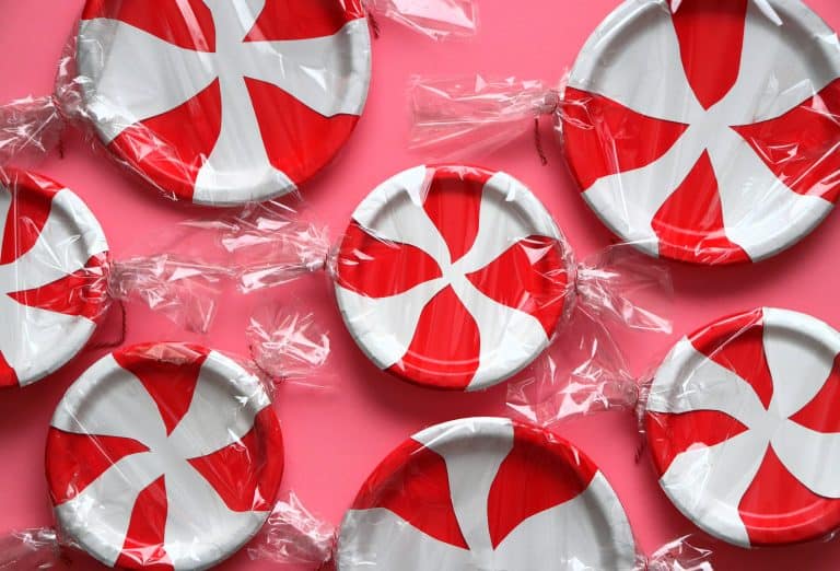 Make a peppermint candy from paper plates - A girl and a glue gun