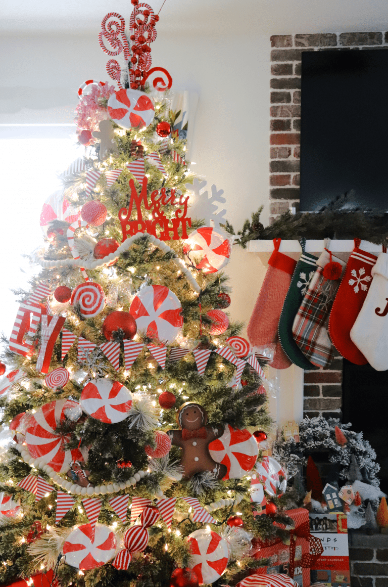 Make a peppermint candy from paper plates - A girl and a glue gun