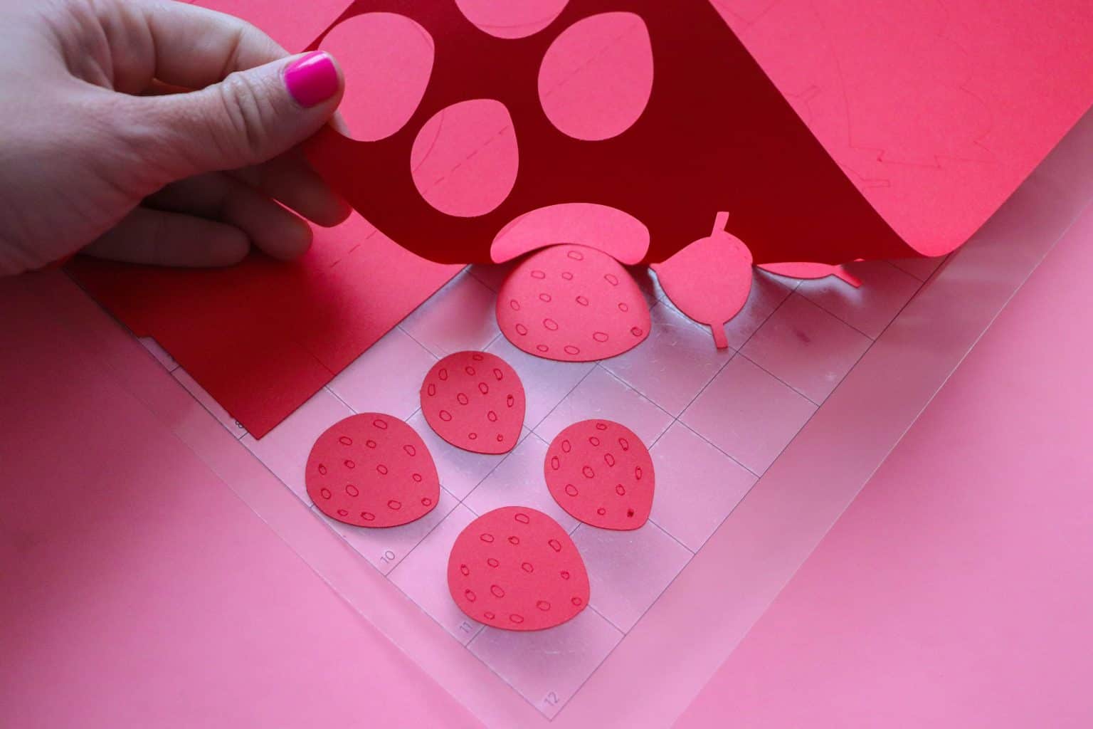 How to cut paper with the silhouette Cameo - A girl and a glue gun
