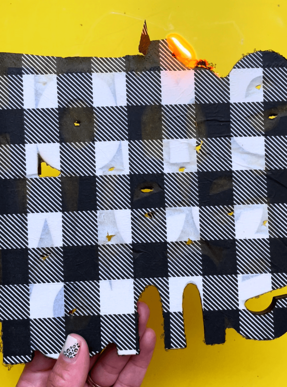 Decoupage a napkin with FIRE - A girl and a glue gun