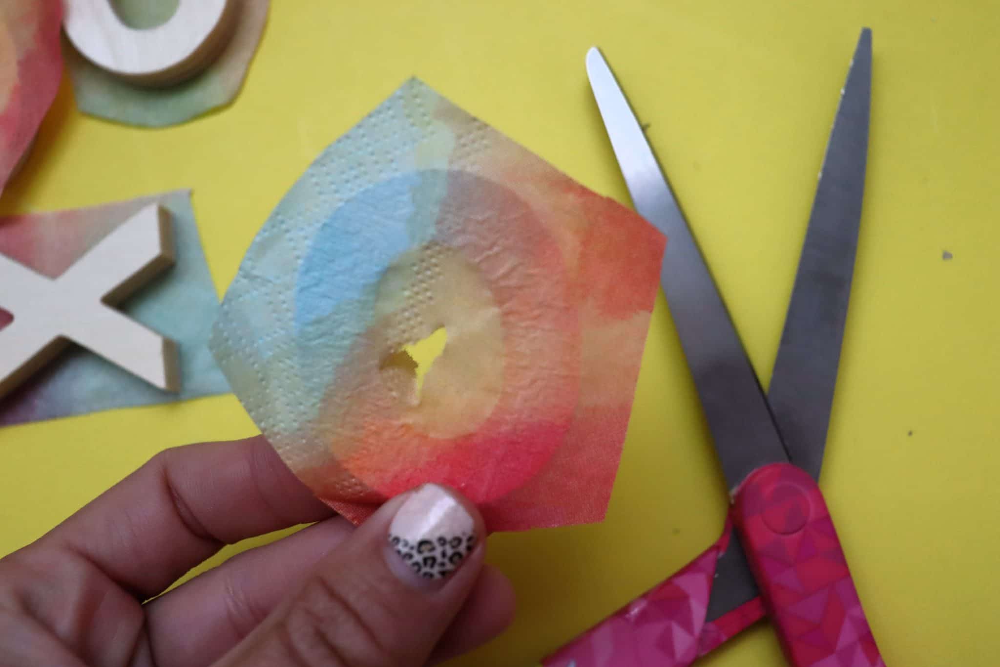 Decoupage a napkin with FIRE - A girl and a glue gun