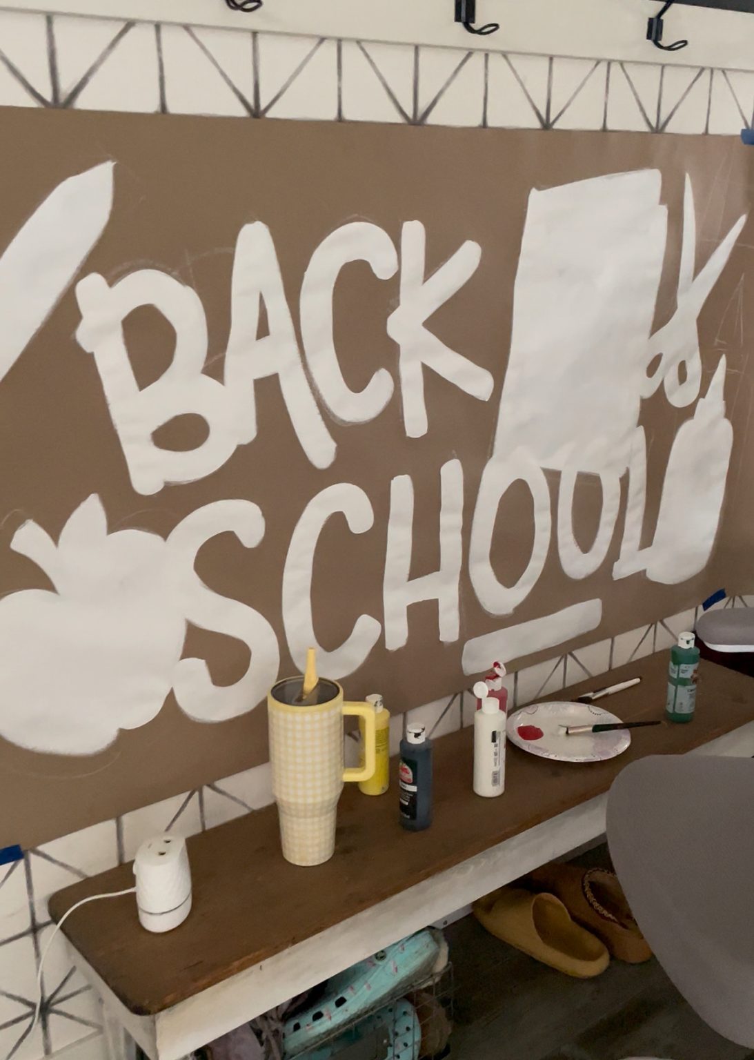 How to paint a banner - A girl and a glue gun