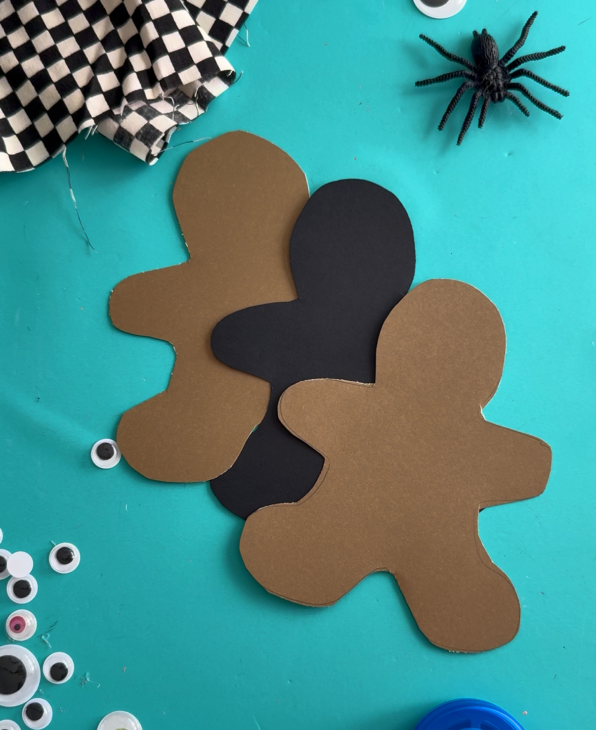 Mummy craft for kids - A girl and a glue gun